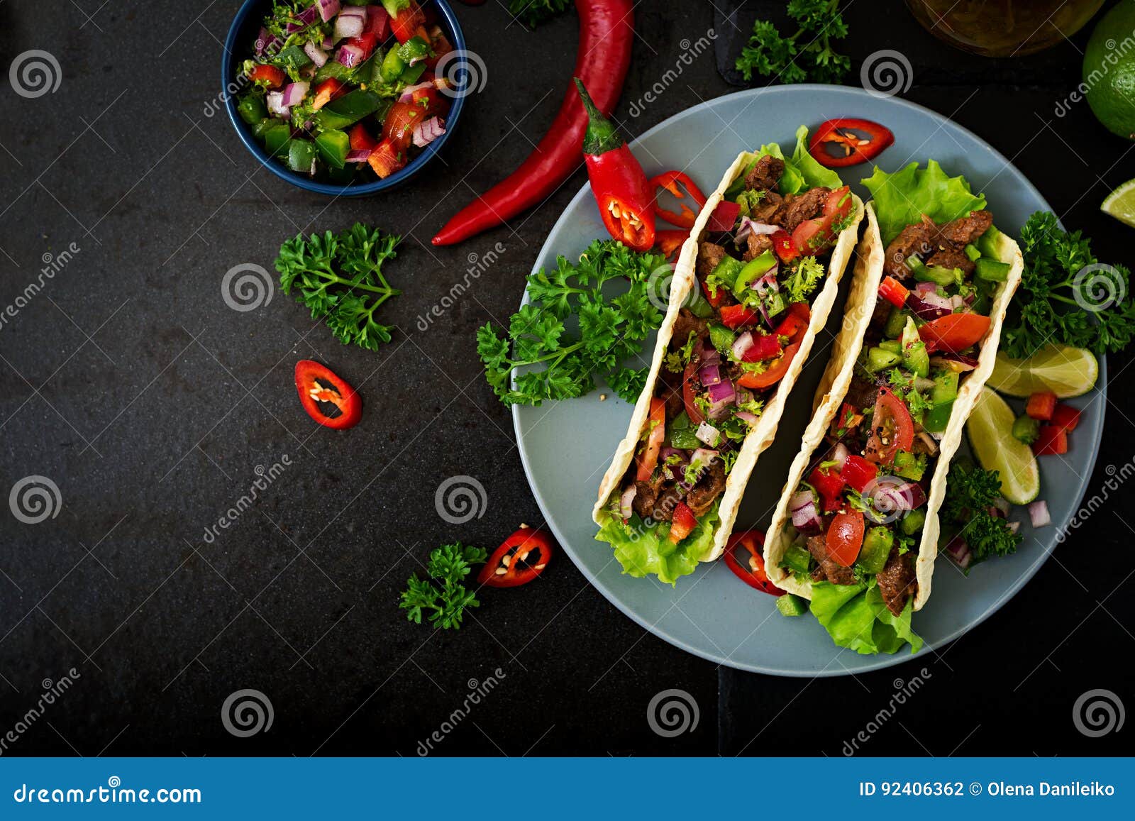 Tacos Mexicanos Con Carne De Vaca En Salsa De Tomate Foto de archivo ...