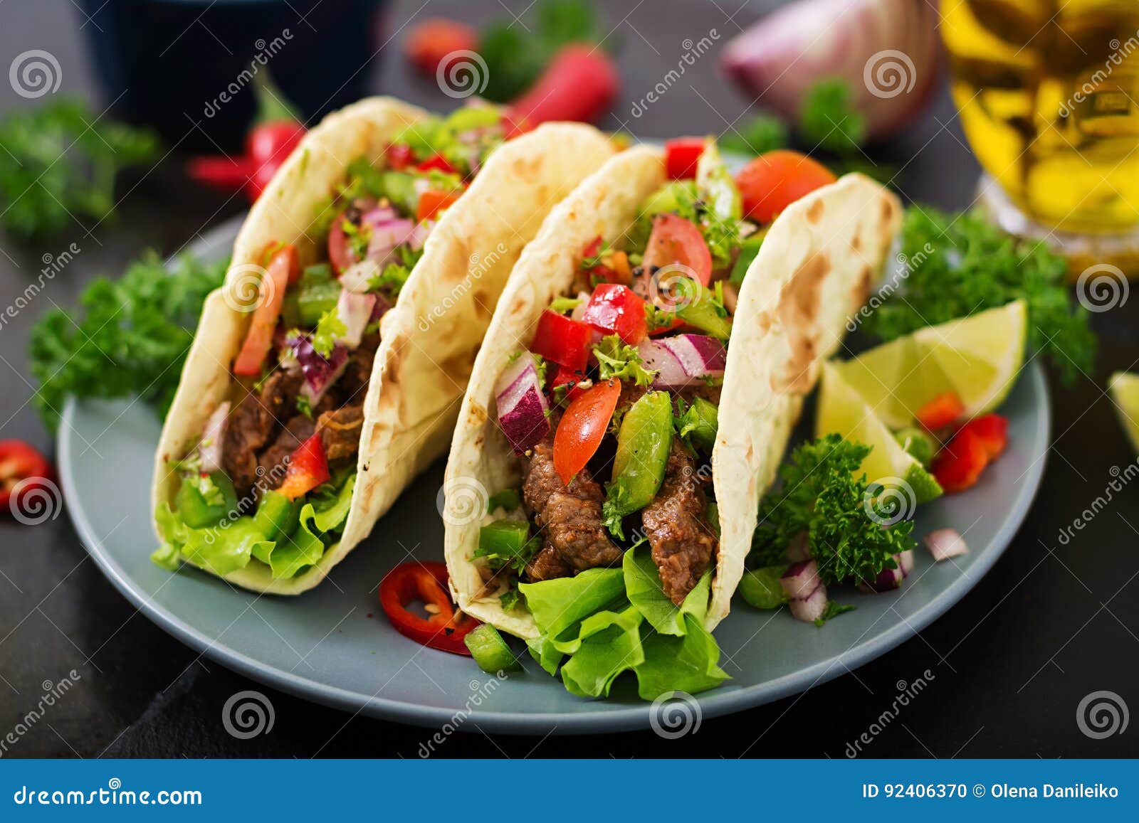 Tacos Mexicanos Con Carne De Vaca En Salsa De Tomate Foto de archivo ...