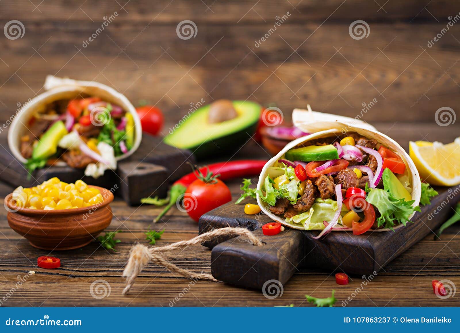 Tacos Mexicanos Con Carne De Vaca En Salsa De Tomate Imagen de archivo ...