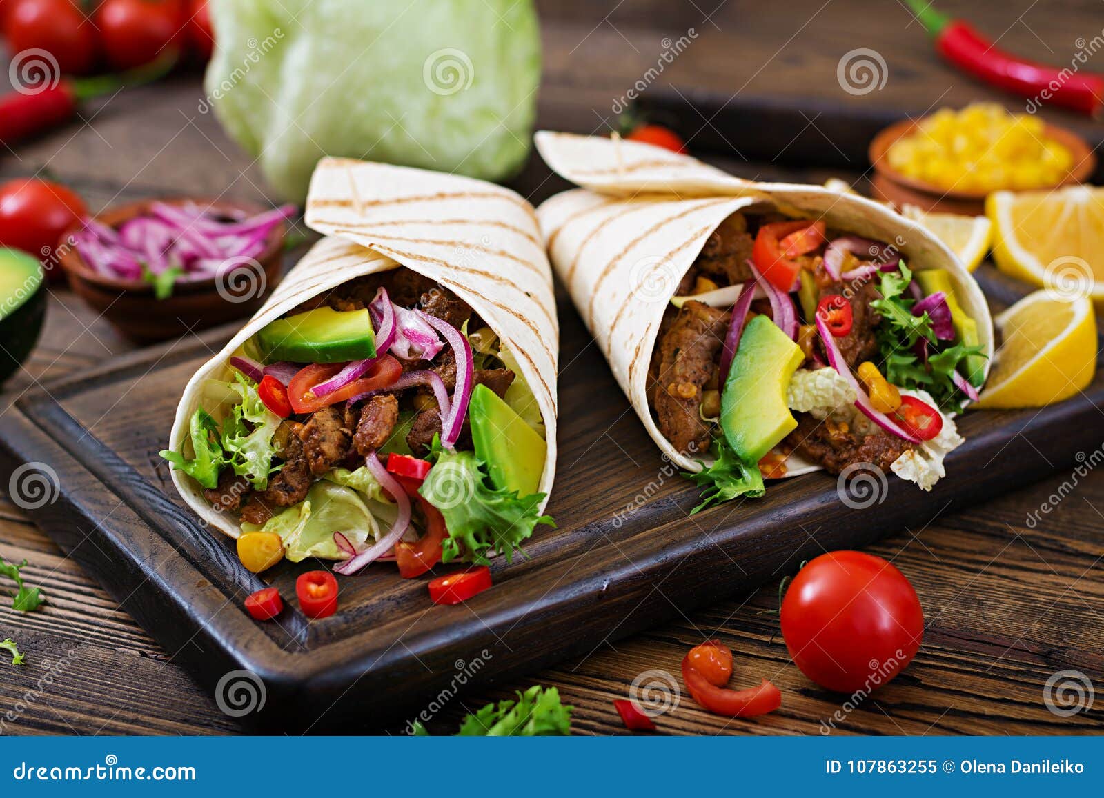 Tacos Mexicanos Con Carne De Vaca En Salsa De Tomate Imagen de archivo ...