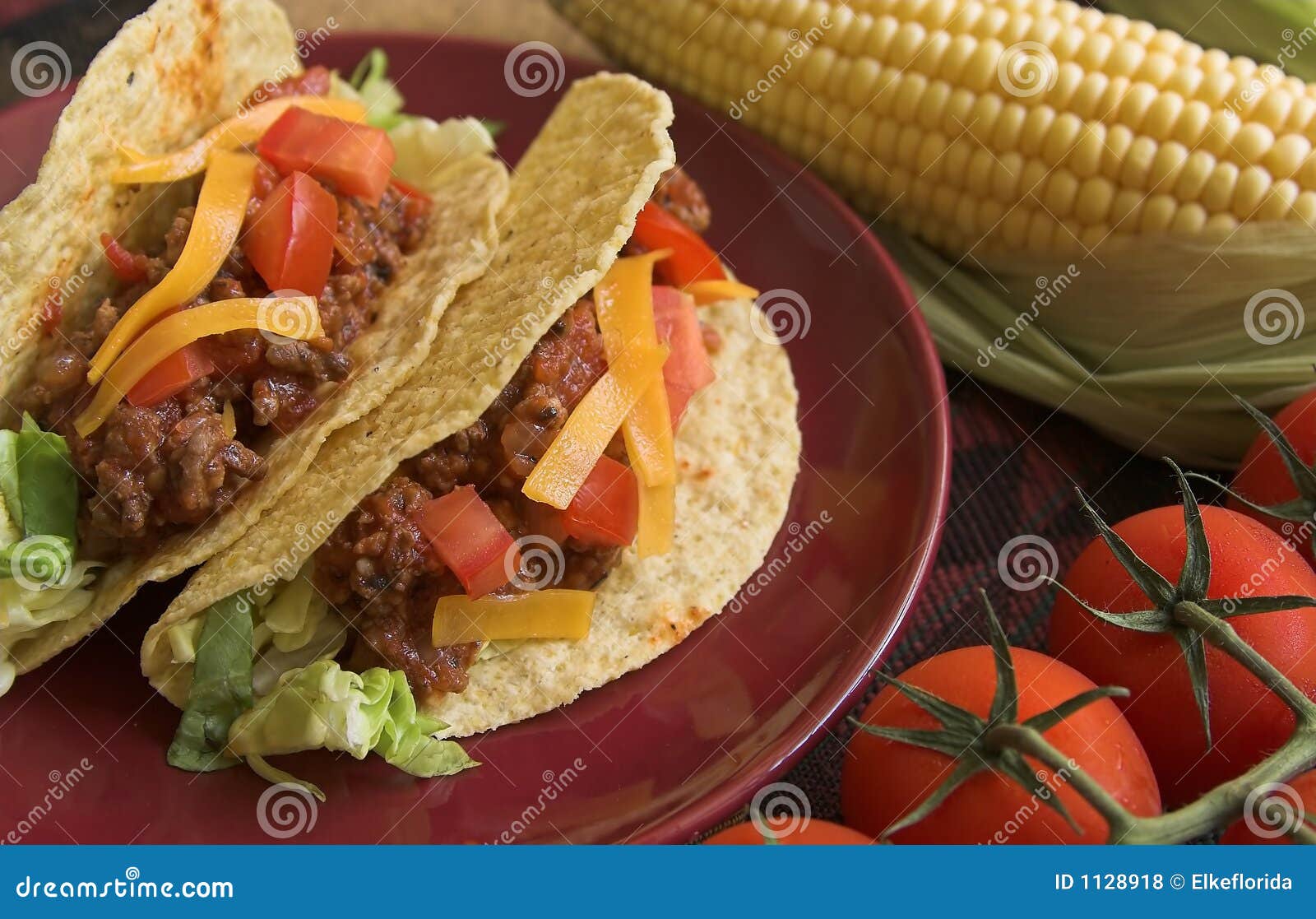 Tacos mit Mais und Tomaten stockfoto. Bild von abendessen - 1128918