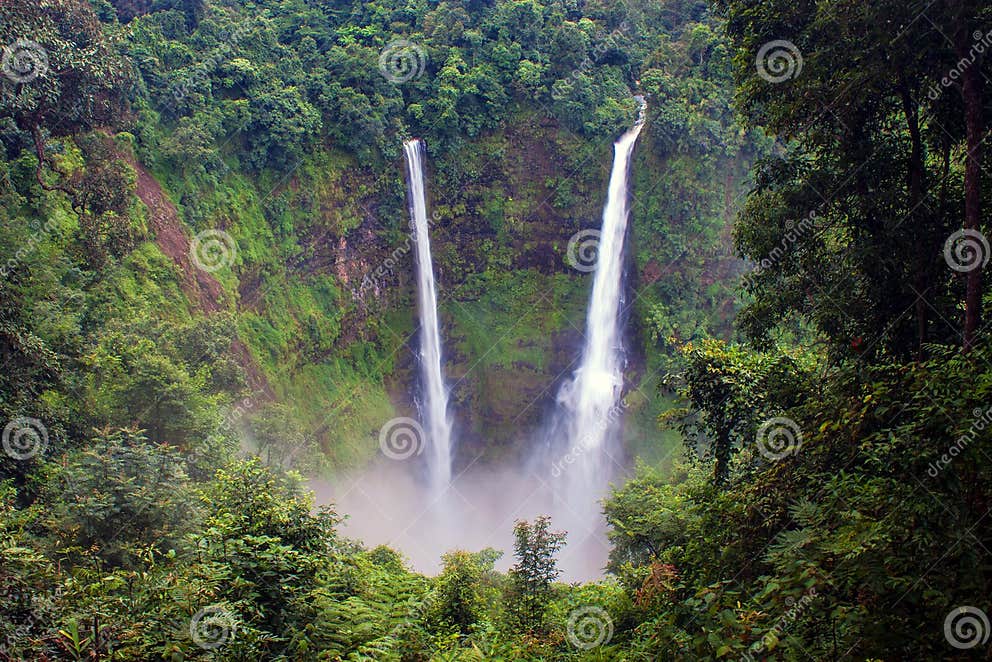 Tad Fan Waterfall imagen de archivo. Imagen de movimiento - 34184345