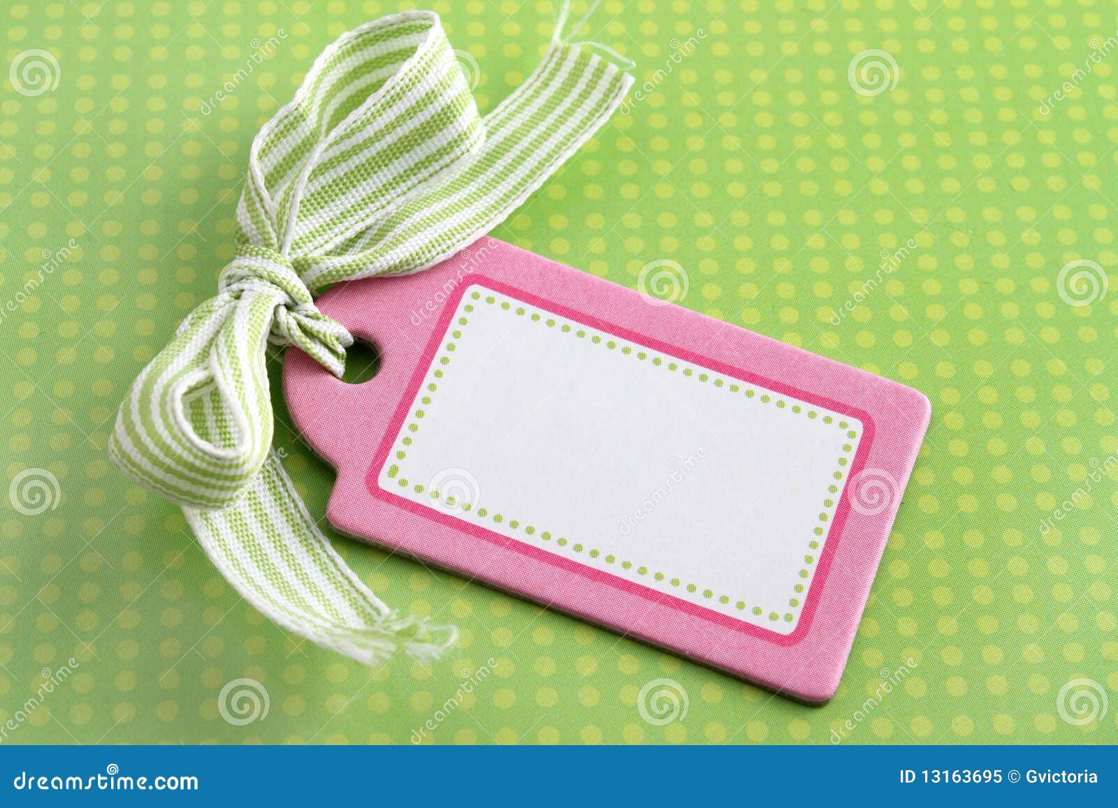 Tag Cor-de-rosa Em Branco No Verde Imagem de Stock - Imagem de convite ...