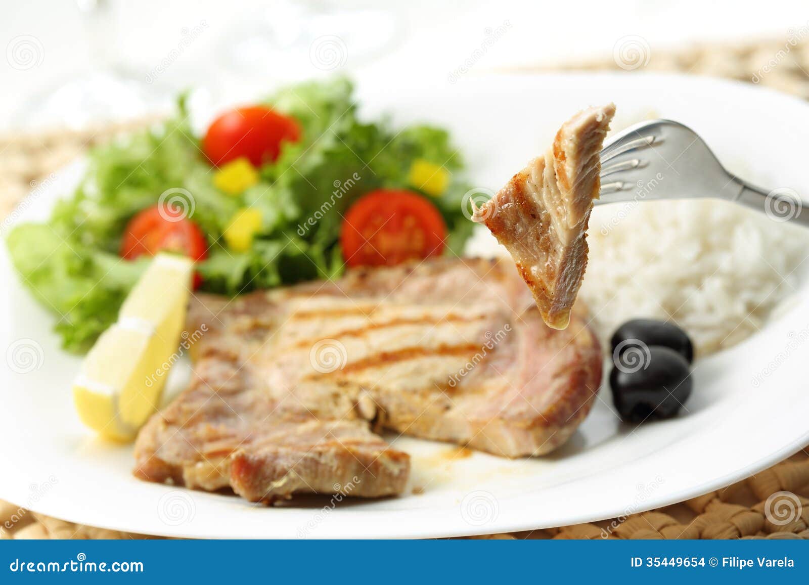 Tagli Del Manzo Con Riso Ed Insalata Fotografia Stock - Immagine di ...