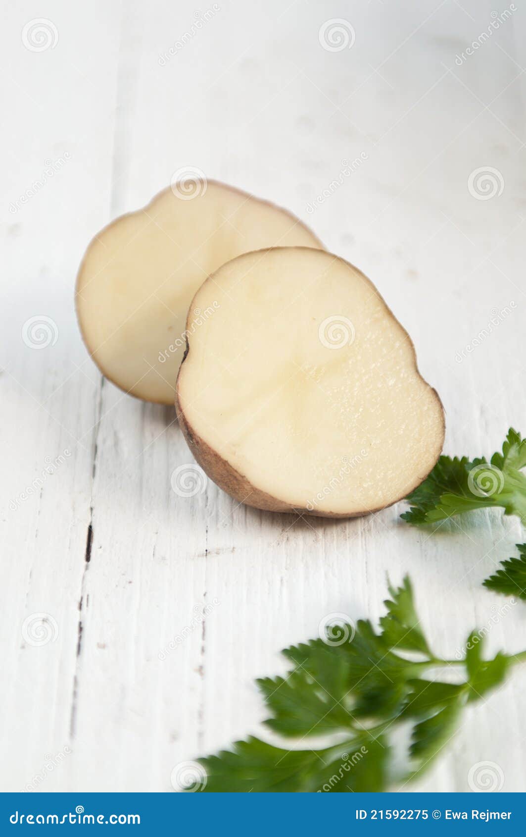 Tagli la patata grezza immagine stock. Immagine di grezzo - 21592275