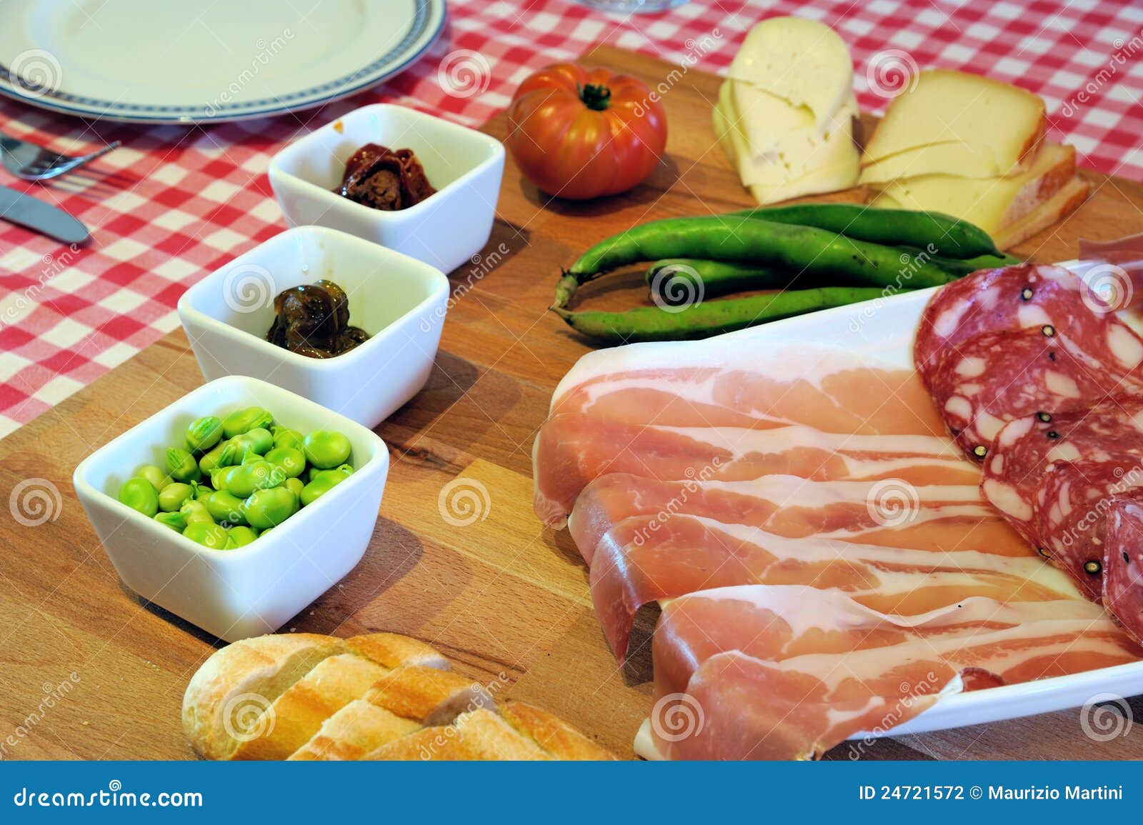 Tagliere toscano fotografia stock. Immagine di alimento - 24721572