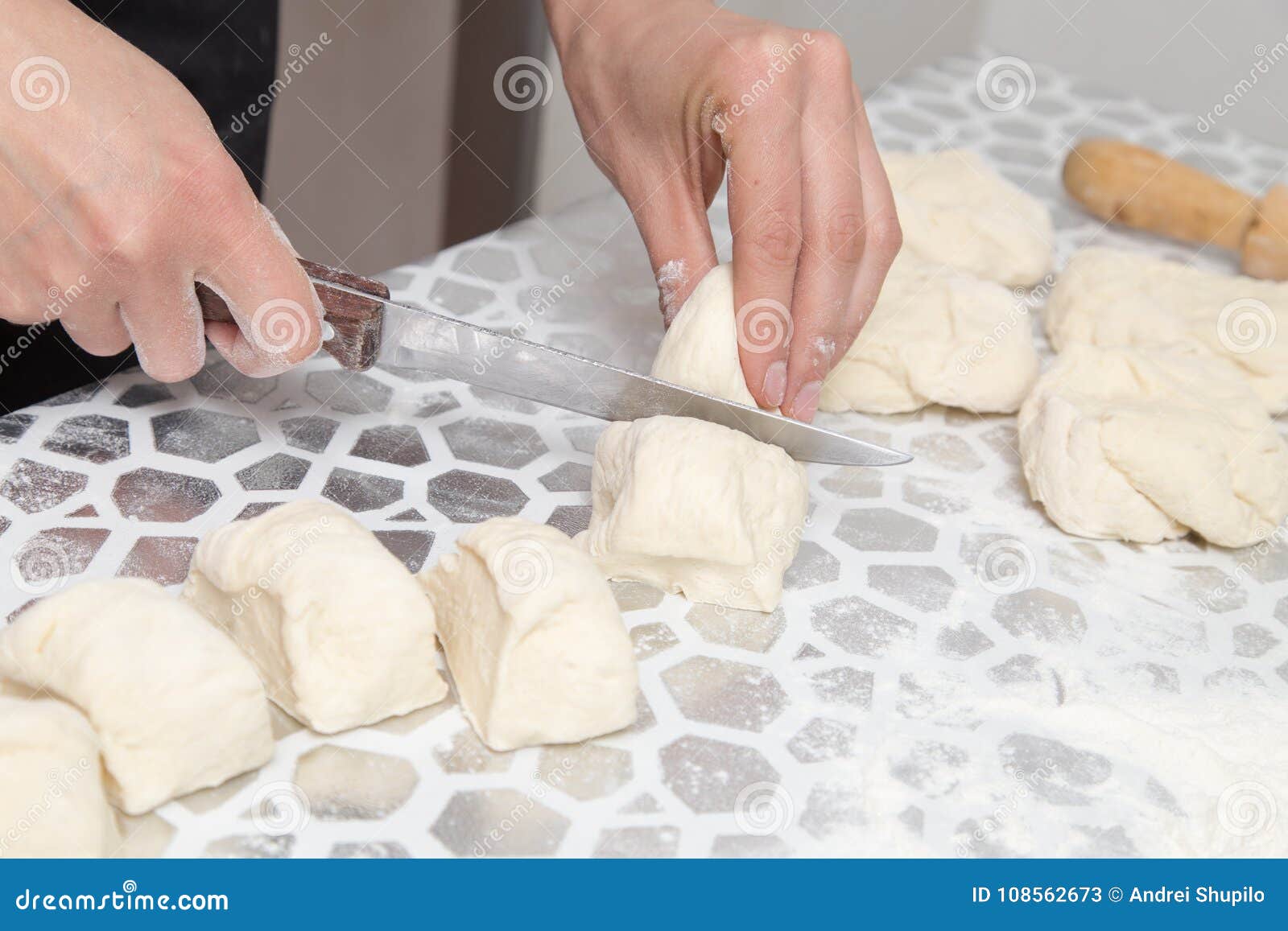 Taglio Della Pasta Con Un Coltello Nella Cucina Immagine Stock ...
