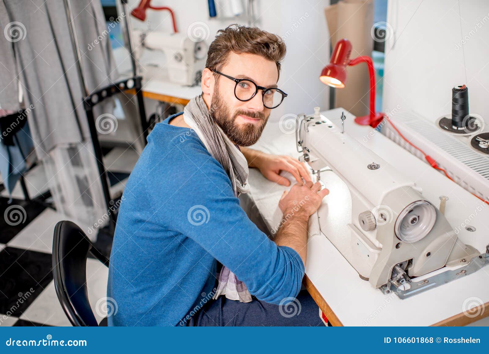 Tailleur Cousant Avec La Machine Au Studio Photo stock - Image du lampe ...