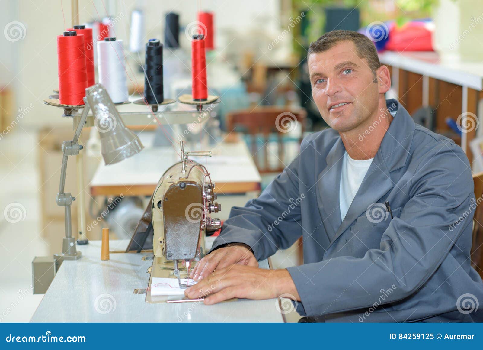 Tailleur Industriel Ayant La Coupure Image stock - Image du machines ...