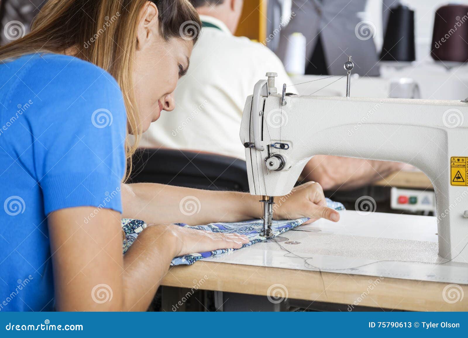Tailleur Using Sewing Machine à L'usine Image stock - Image du ...