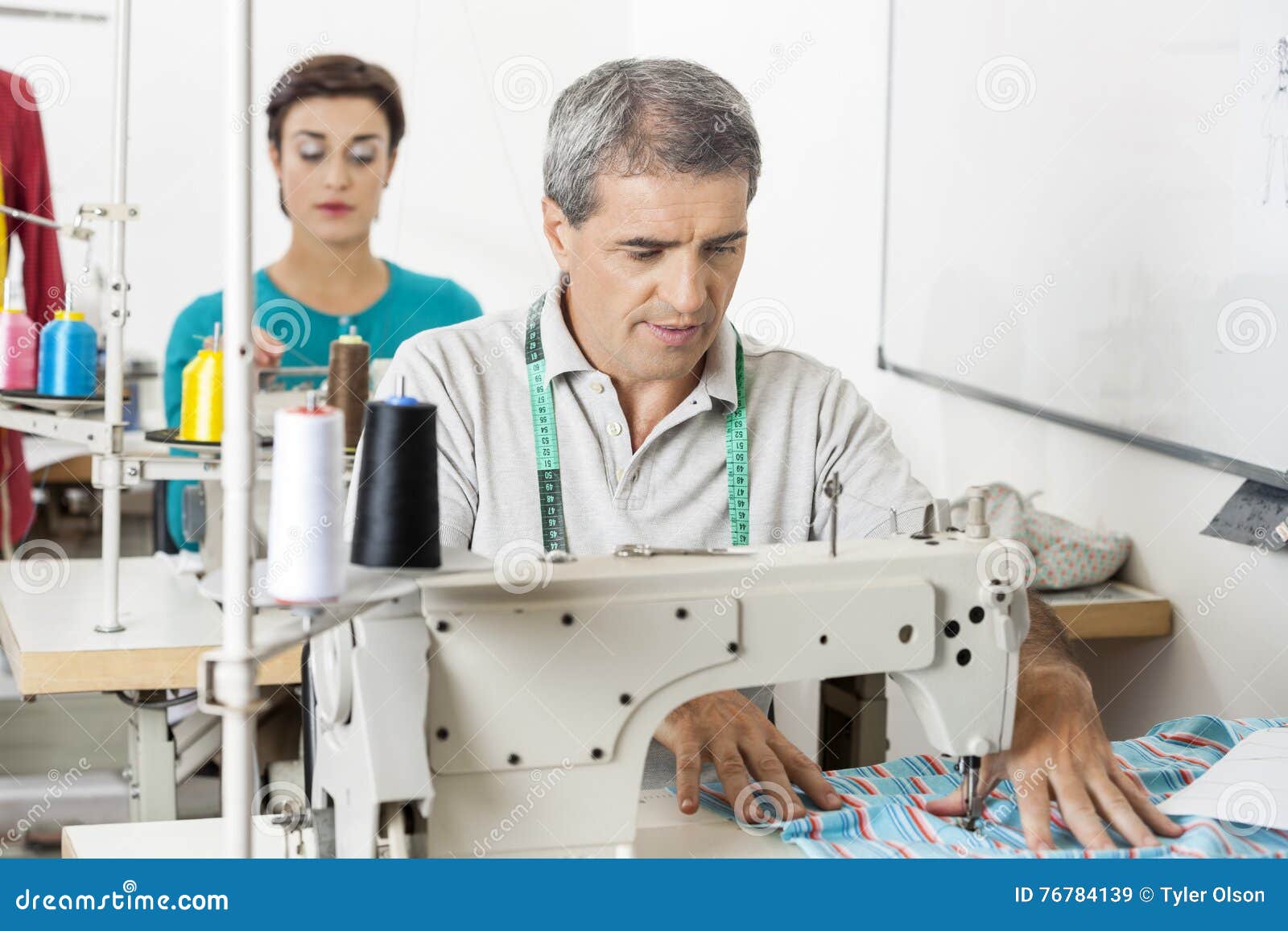 Tailleur Using Sewing Machine Dans L'usine Image stock - Image du usine ...