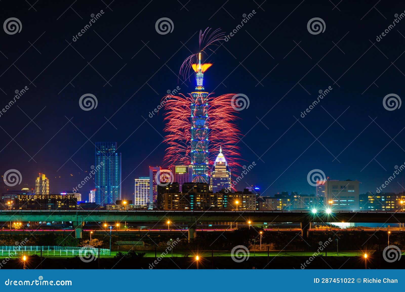 Taipei 101 Firework Show on the New Year Day in Taipei, Taiwan Stock ...