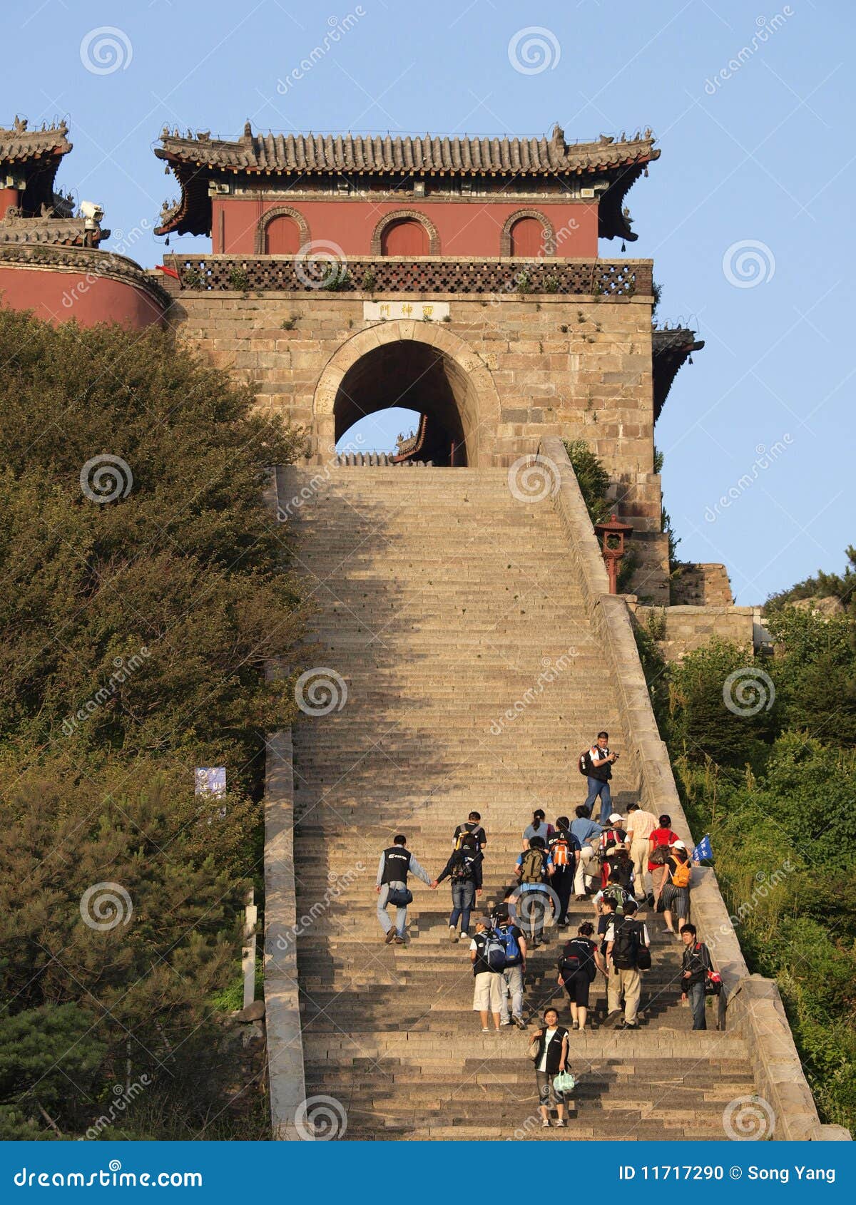Taishan mountains editorial image. Image of china, religion - 11717290