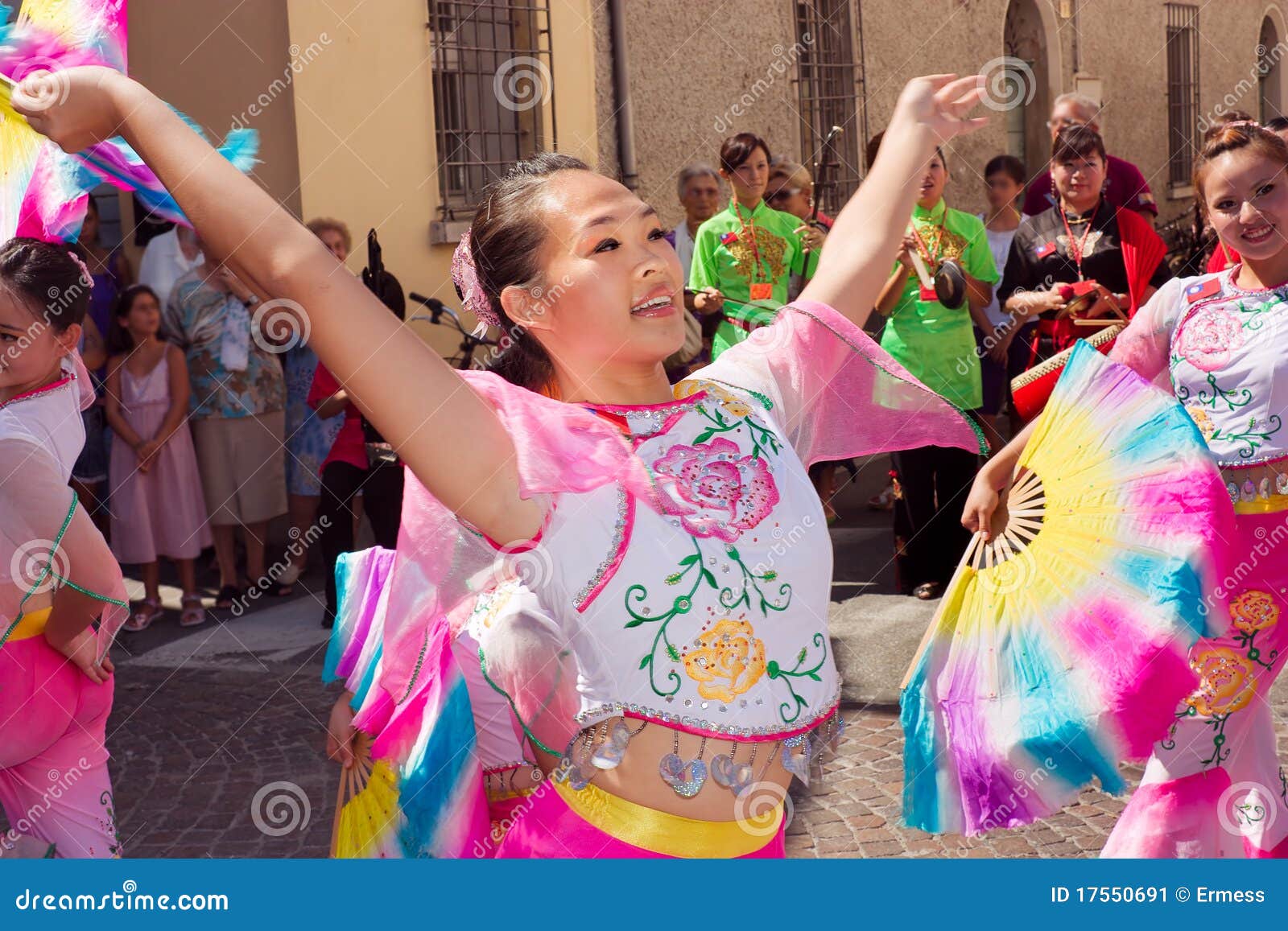Taiwanese dancers editorial photo. Image of europe, show - 17550691