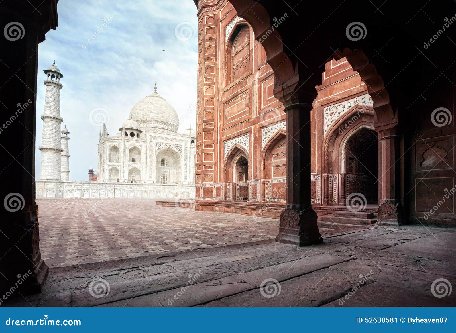 Taj Mahal En Moskee in India Stock Afbeelding - Image of arabisch, graf ...