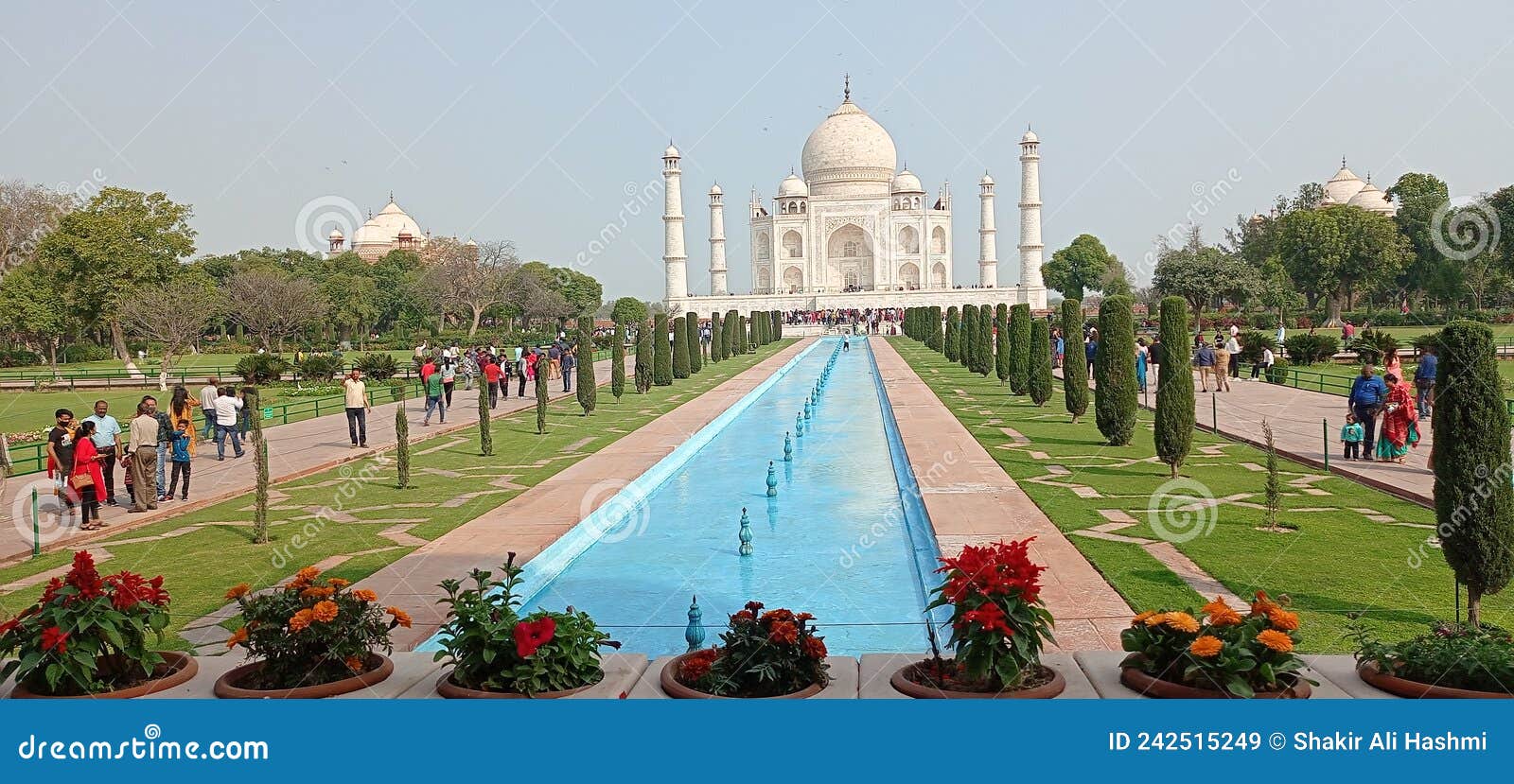 Taj Mahal Front View editorial stock image. Image of plaza - 242515249
