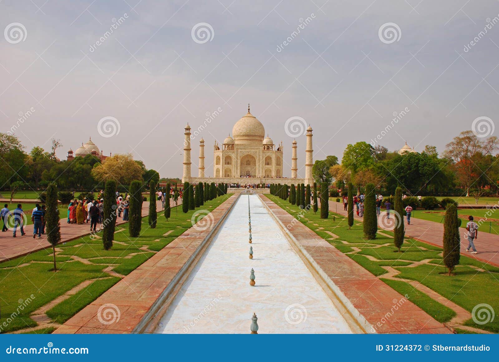 Taj Mahal with the Pool and Garden Editorial Photography - Image of ...