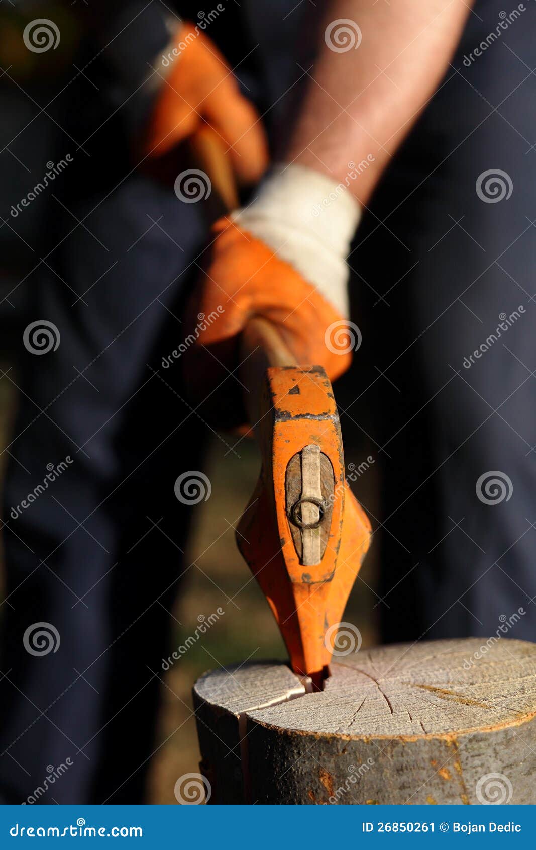 Tajar La Madera Con Un Hacha Imagen de archivo - Imagen de carpintero ...