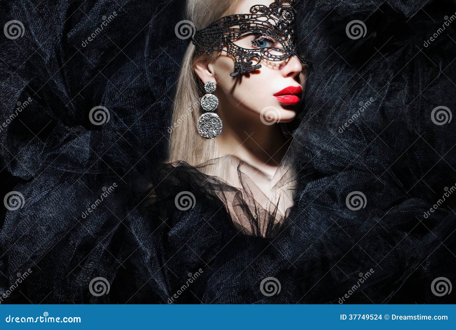 Tajemnicza kobieta w masce zdjęcie stock. Obraz złożonej z eyed - 37749524