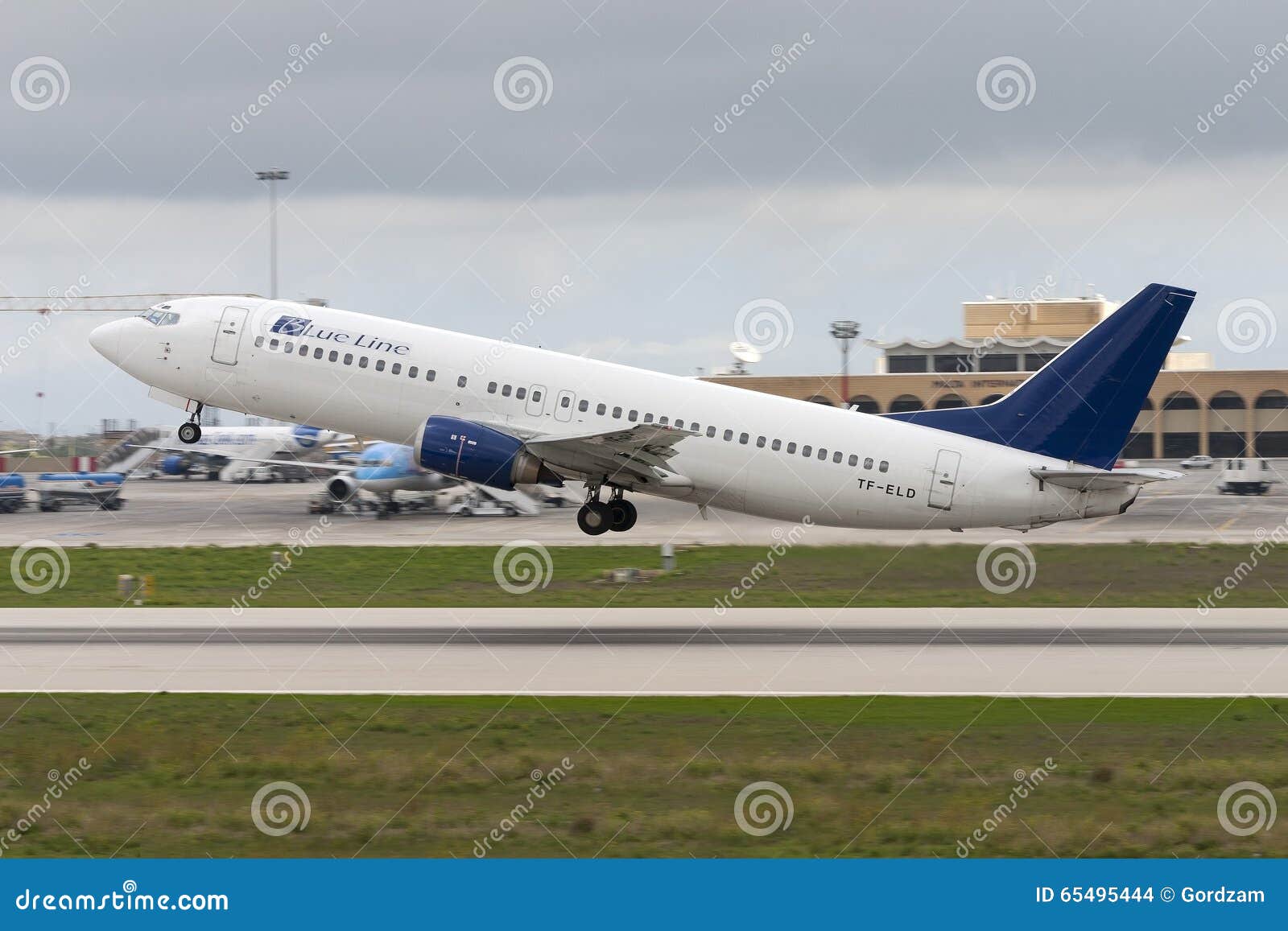 737 taking off editorial stock image. Image of runway - 65495444