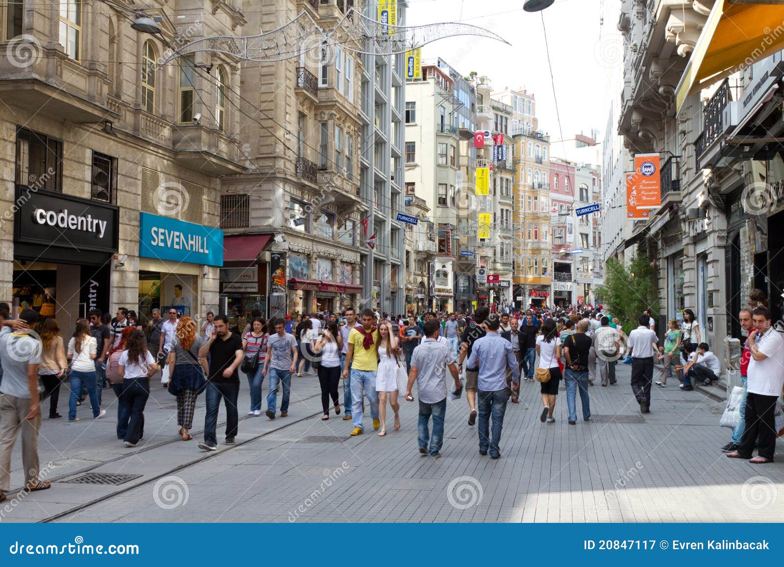 Taksim Istiklal Street editorial photography. Image of roads - 20847117