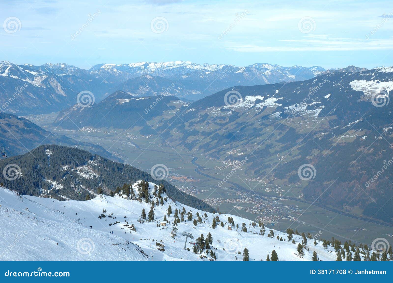 Tal in den Alpen im Winter stockfoto. Bild von schön - 38171708