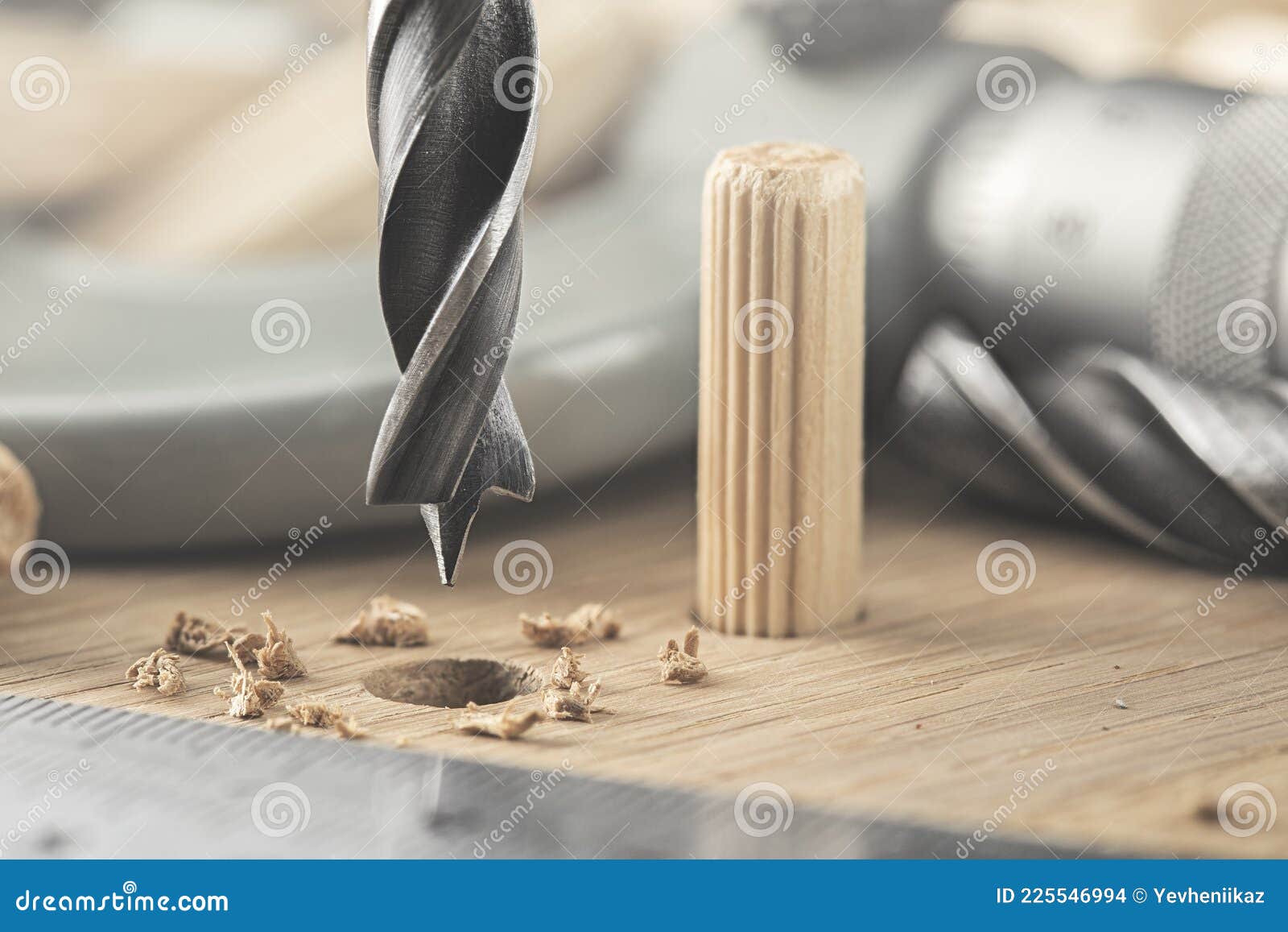 Taladro Para El Taladro De Madera De Roble Foto de archivo - Imagen de ...