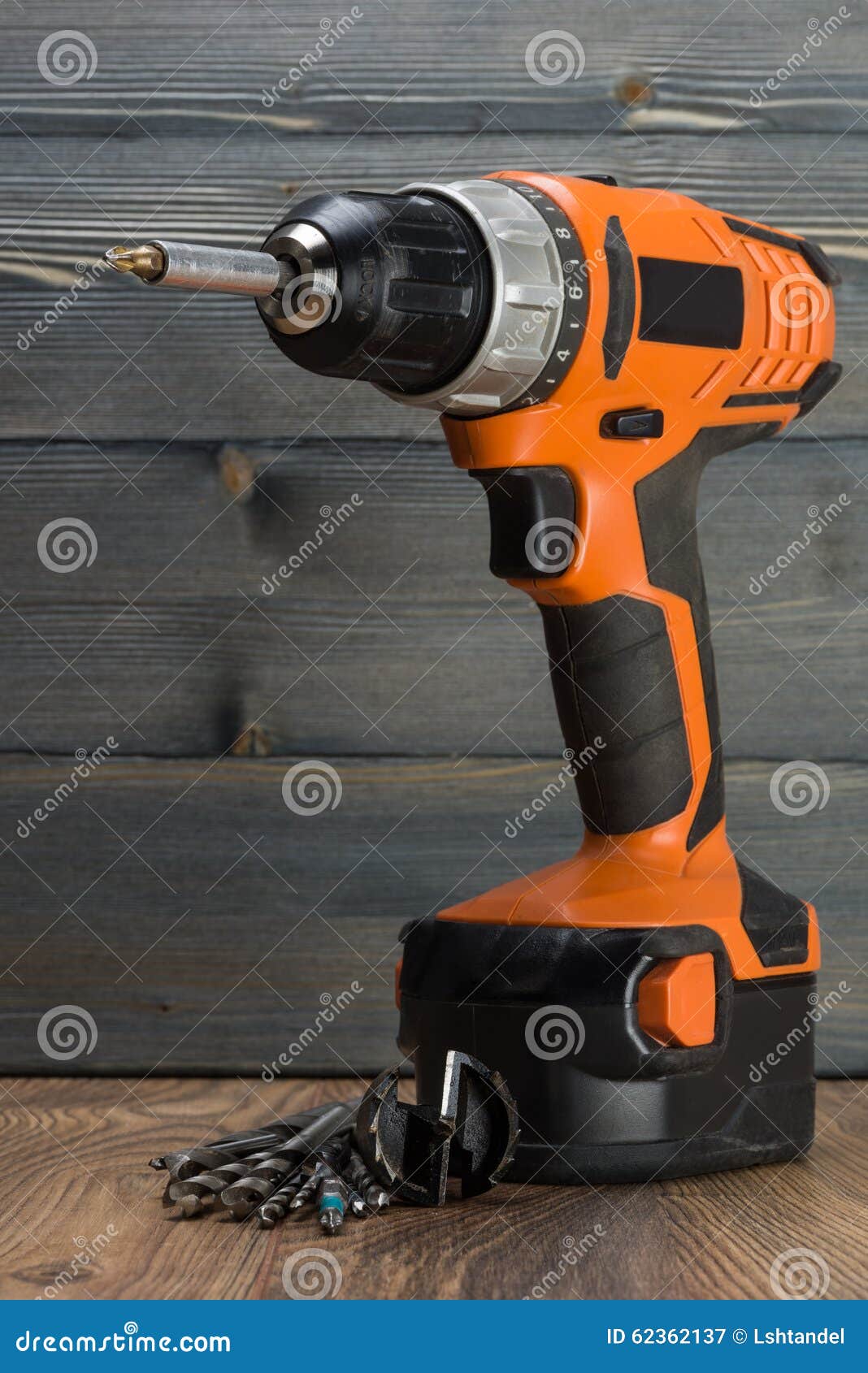 Taladro y brocas con pilas imagen de archivo. Imagen de potencia - 62362137