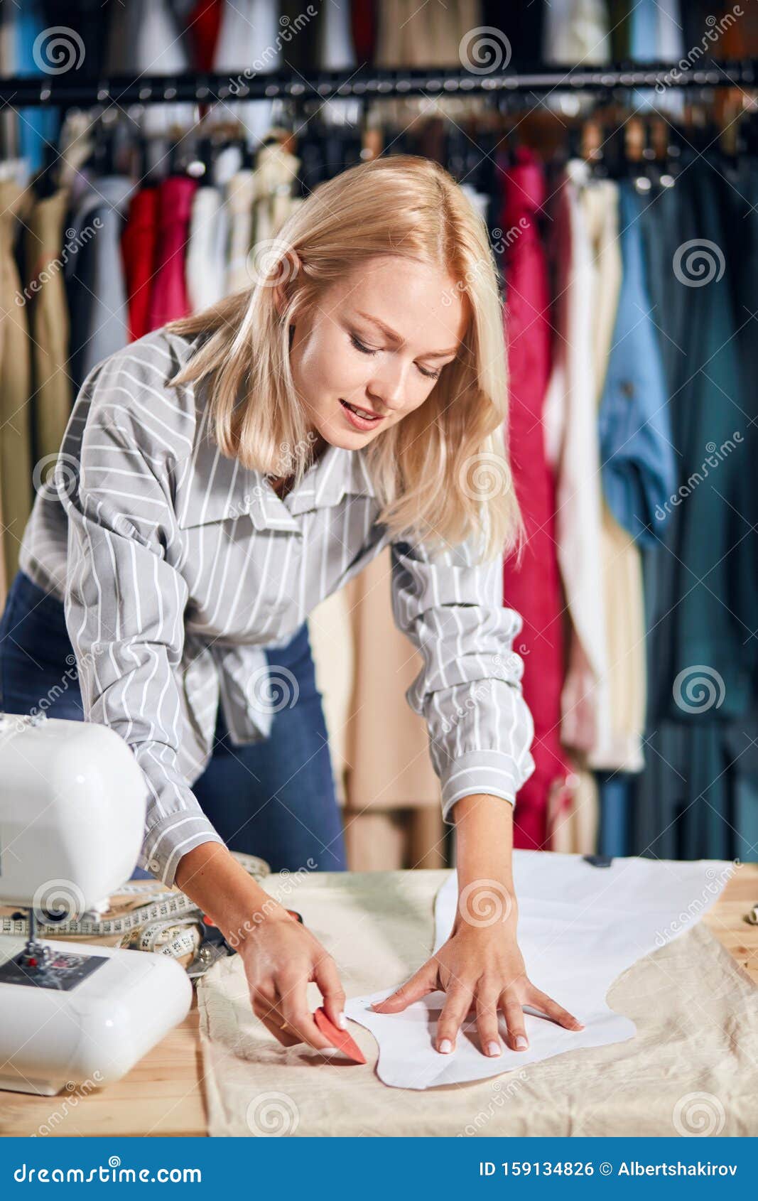 Talentoso Costurero Haciendo Un Proyecto, Modelo Foto de archivo ...