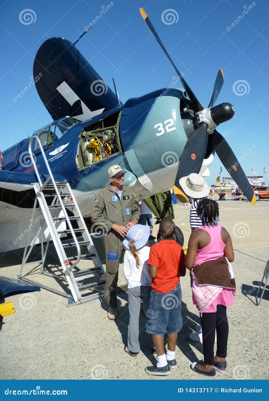Talking to the Pilot editorial photography. Image of aircraft - 14313717
