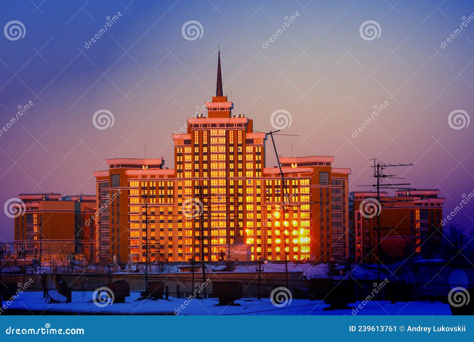 A Tall Multi-storey House Stands in the Rays of the Setting Sun Stock ...