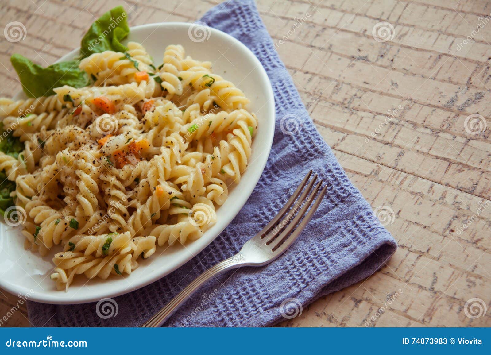 Tallarines Rellenos Del Fusilli Con Las Verduras Imagen de archivo ...