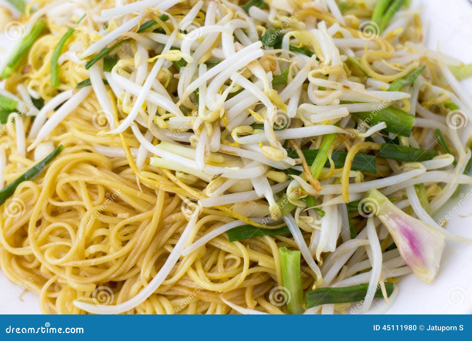 Tallarines Sofritos Chino Con Los Brotes De Haba Foto de archivo ...