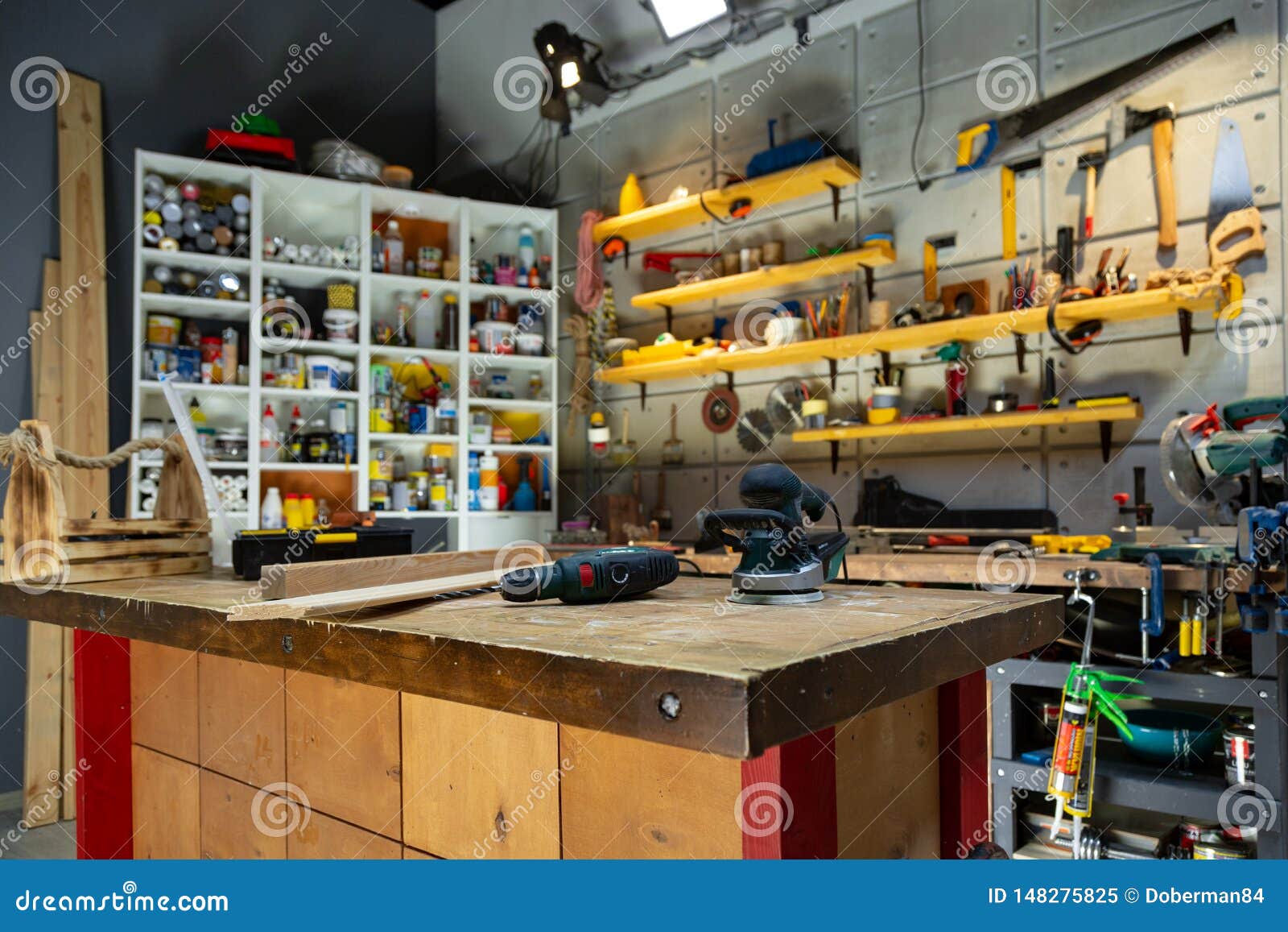 Taller De La Carpinter?a Equipado De Las Herramientas Necesarias Imagen ...