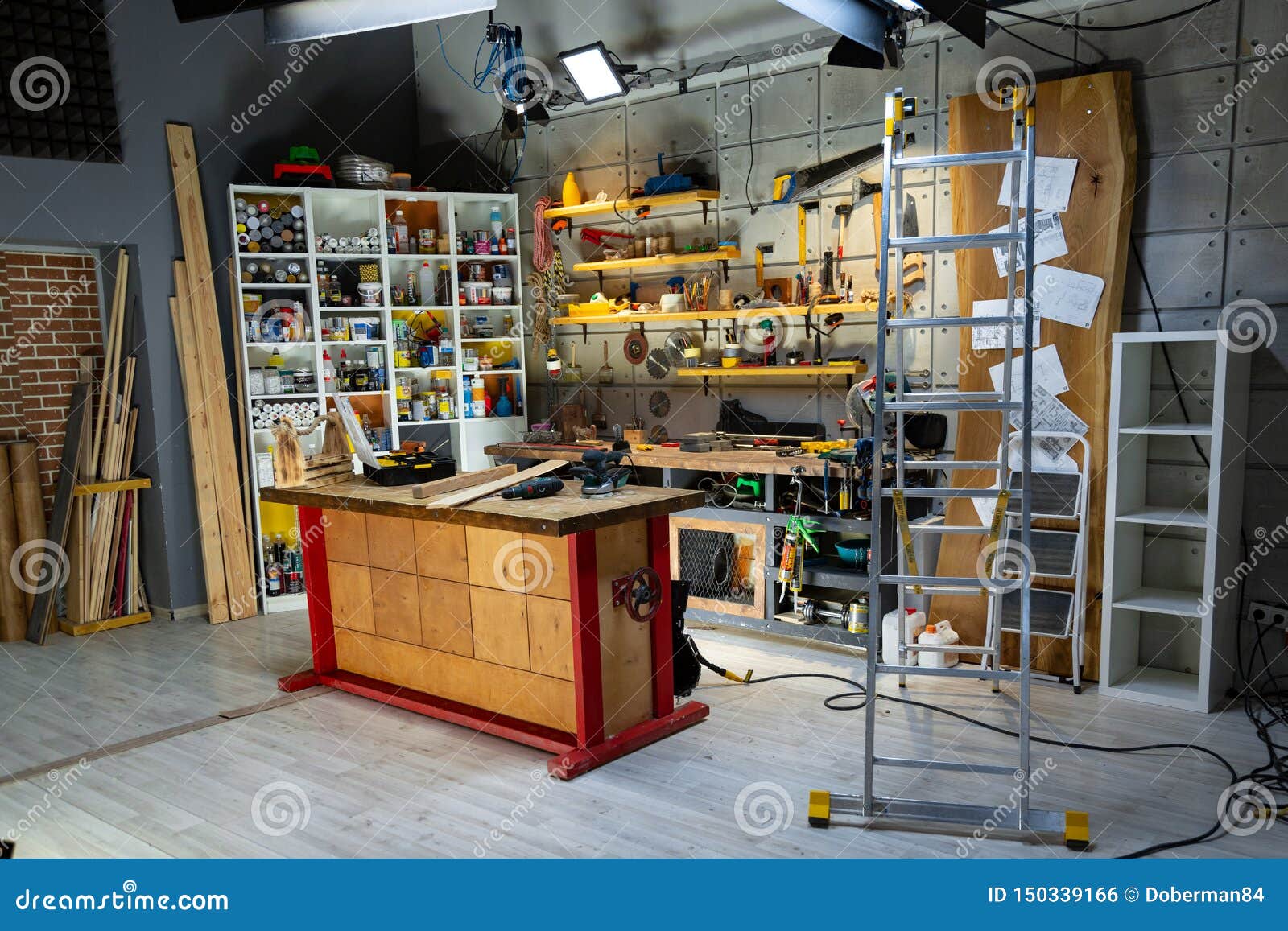 Taller De La Carpinter?a Equipado De Las Herramientas Necesarias Foto de archivo - Imagen de ...