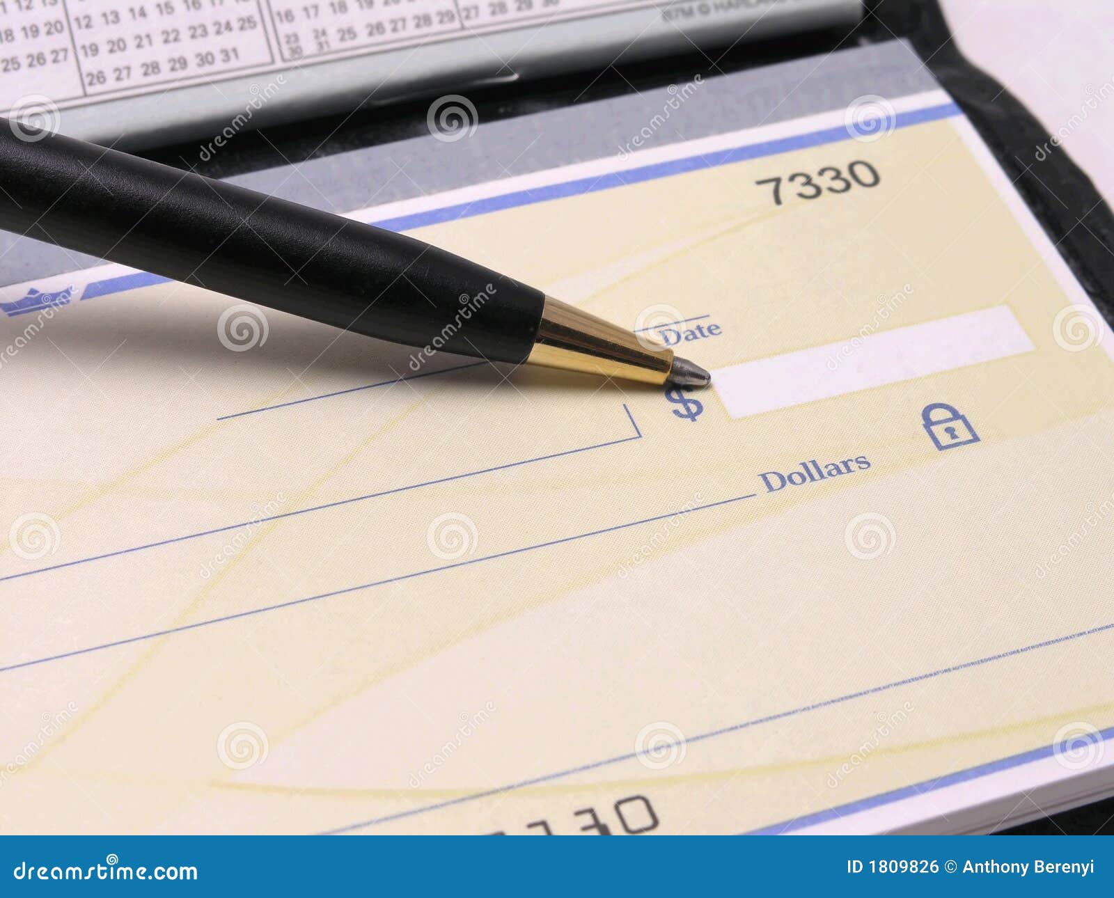 Talonario De Cheques Con La Pluma Foto de archivo - Imagen de cuentas ...