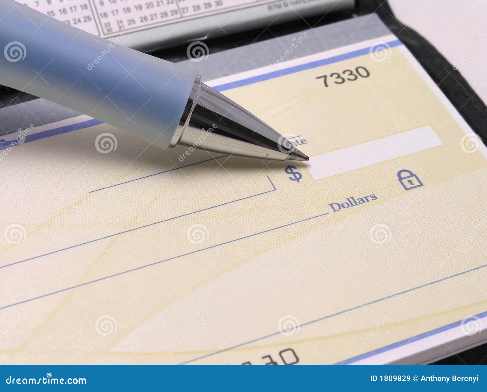 Talonario De Cheques Con La Pluma 2 Imagen de archivo - Imagen de ...