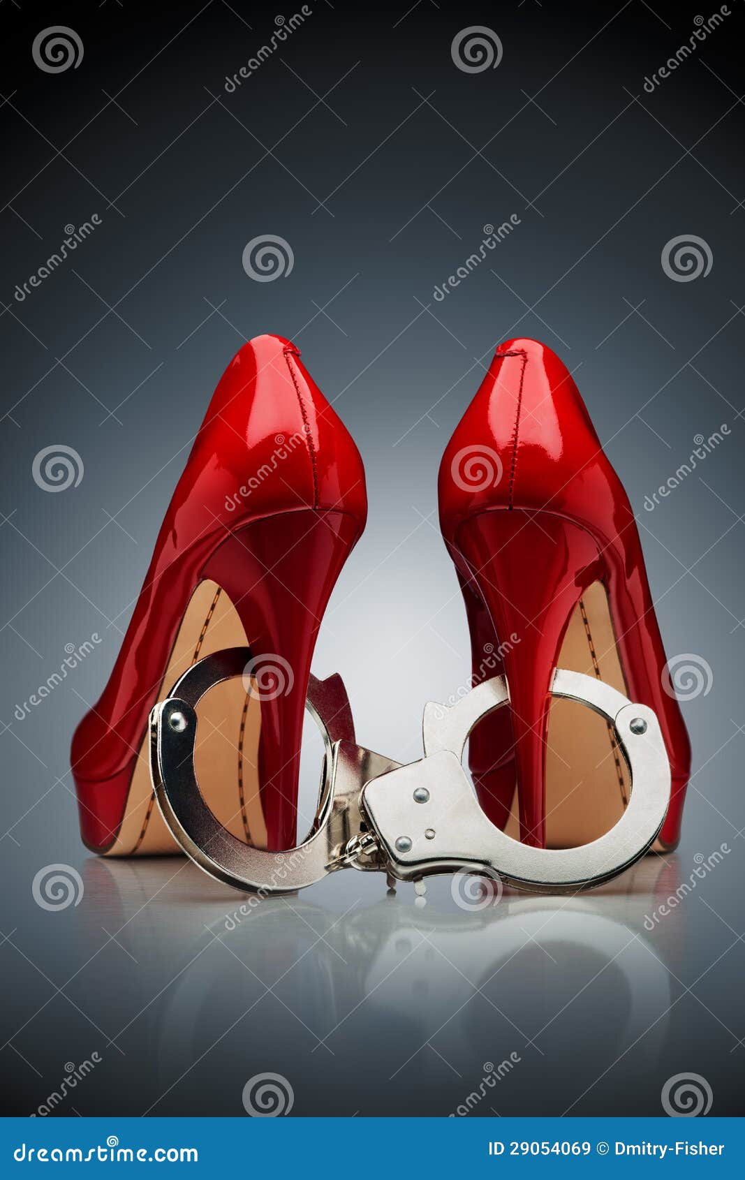 Talons Hauts Et Menottes Rouges Image stock - Image du loisirs, charme ...