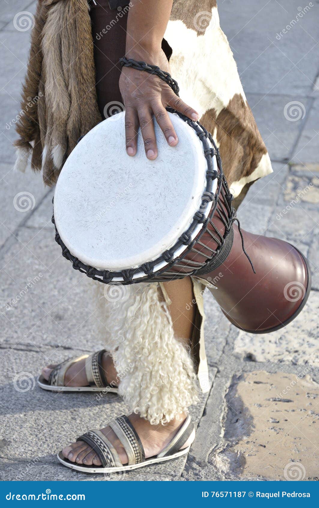 Tambor africano de Djembe imagen de archivo. Imagen de cuero - 76571187