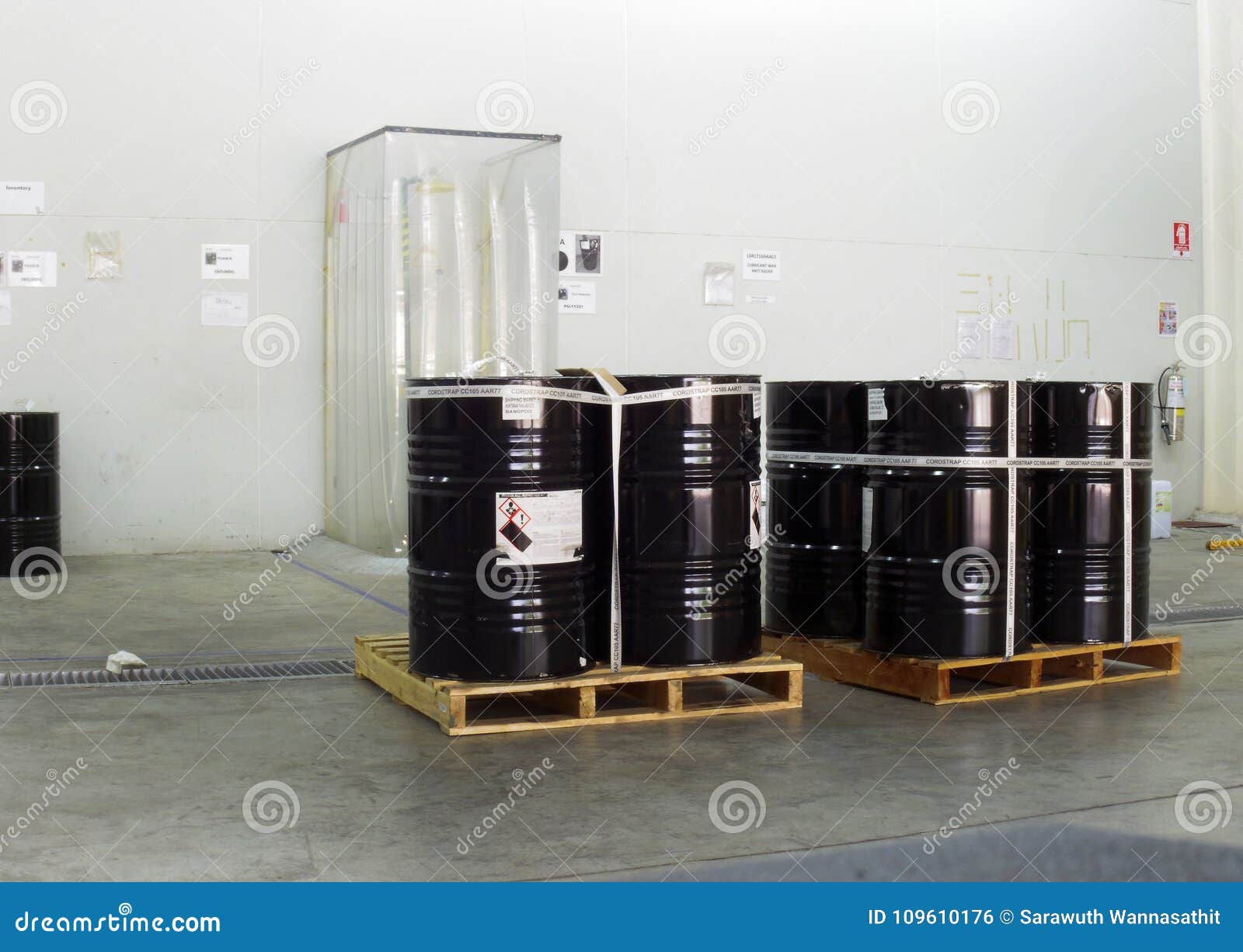 Tambor químico peligroso foto editorial. Imagen de peligro - 109610176