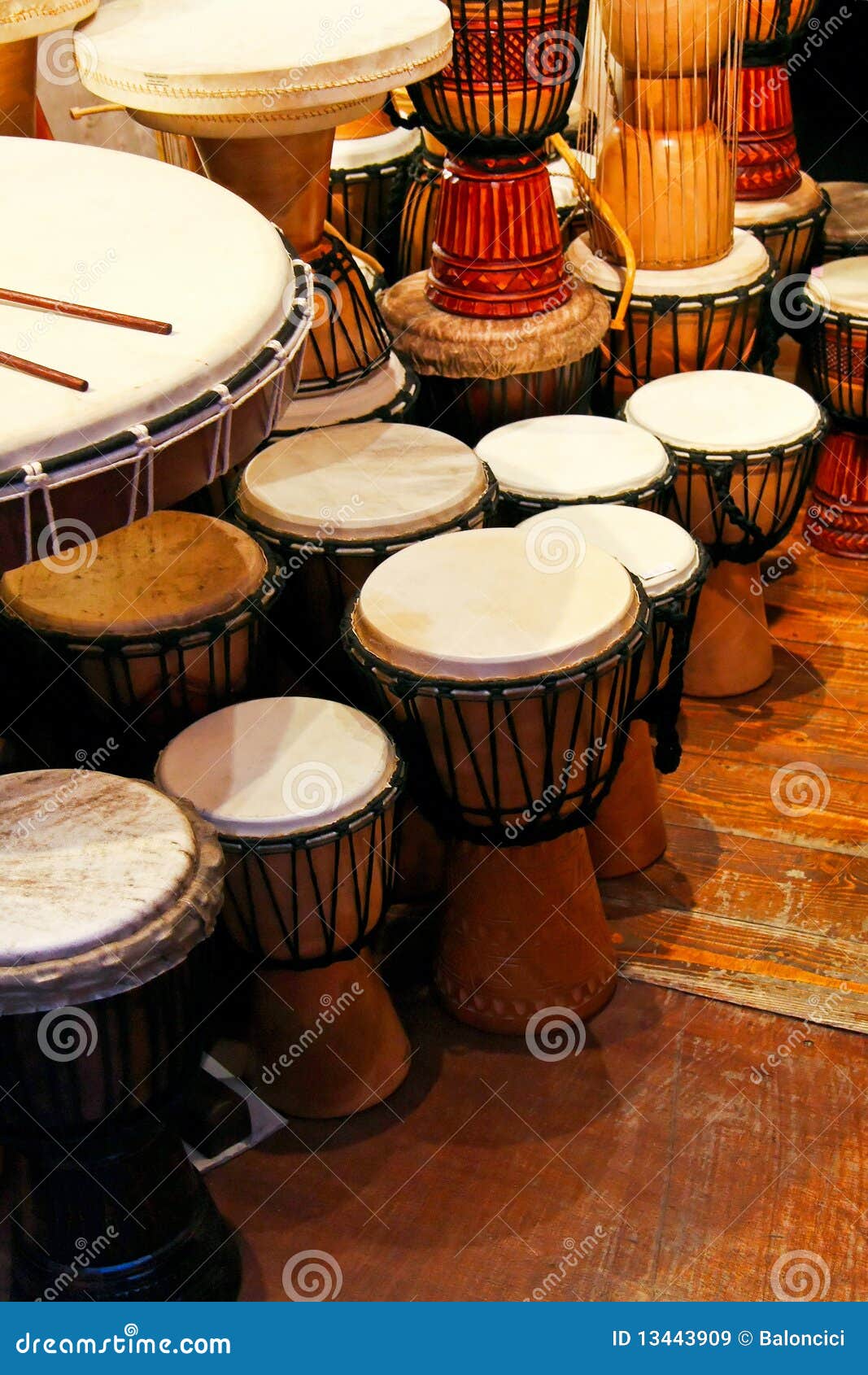Tambores tradicionales imagen de archivo. Imagen de cuero - 13443909