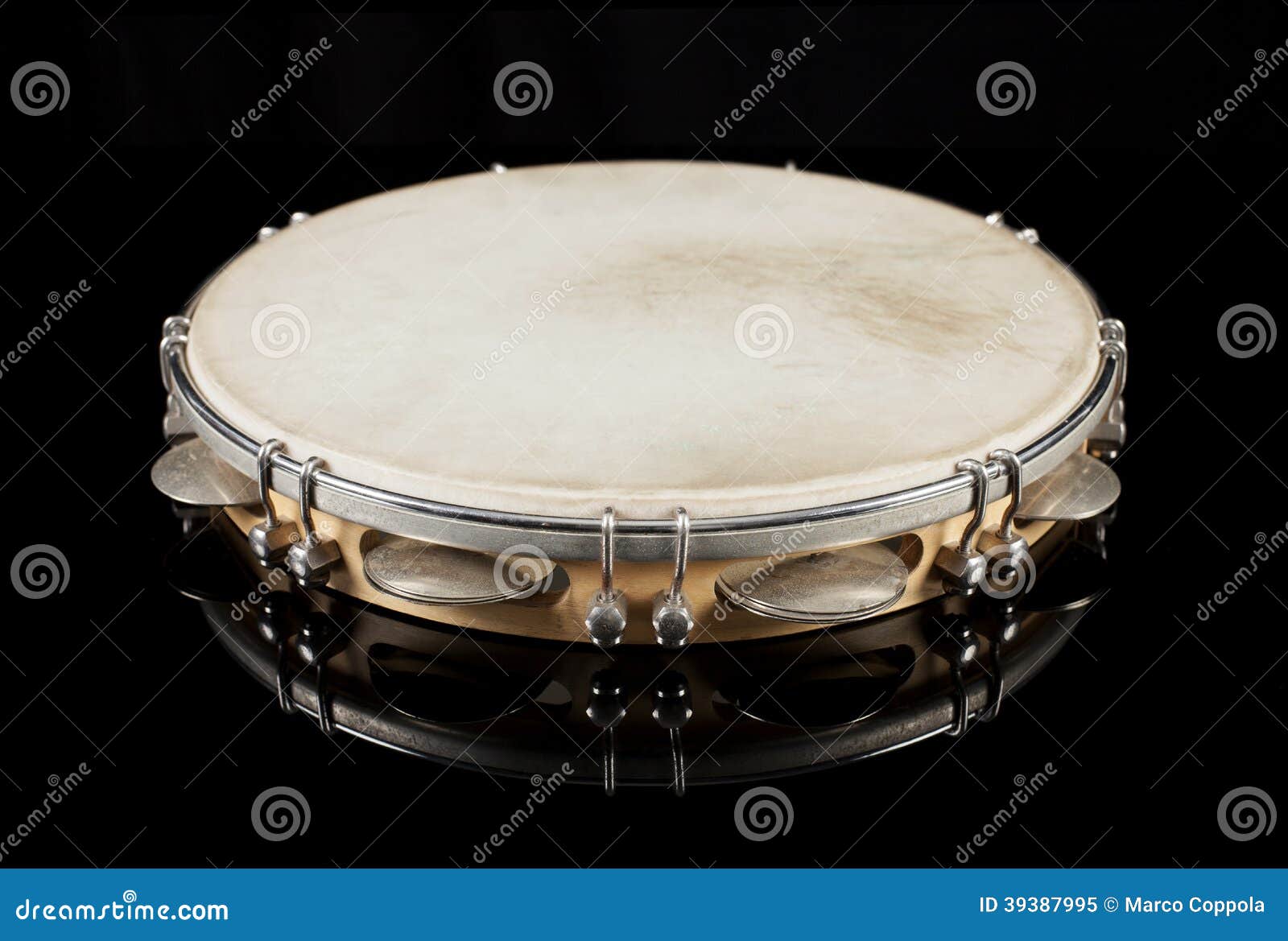 Tambour de basque image stock. Image du musical, tambour - 39387995