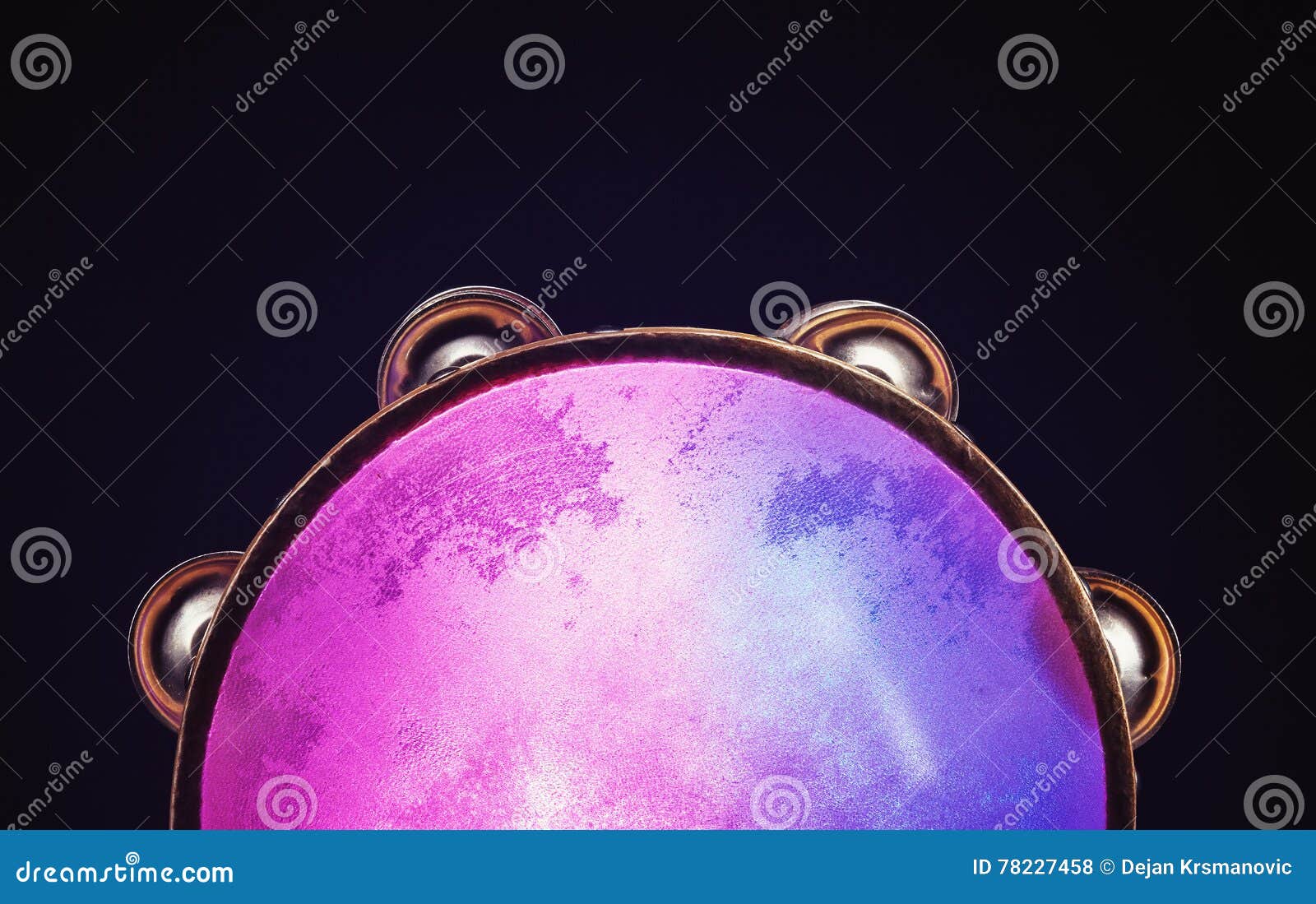 Tambour De Basque En Bois Dans Le Studio Photo stock - Image du ...