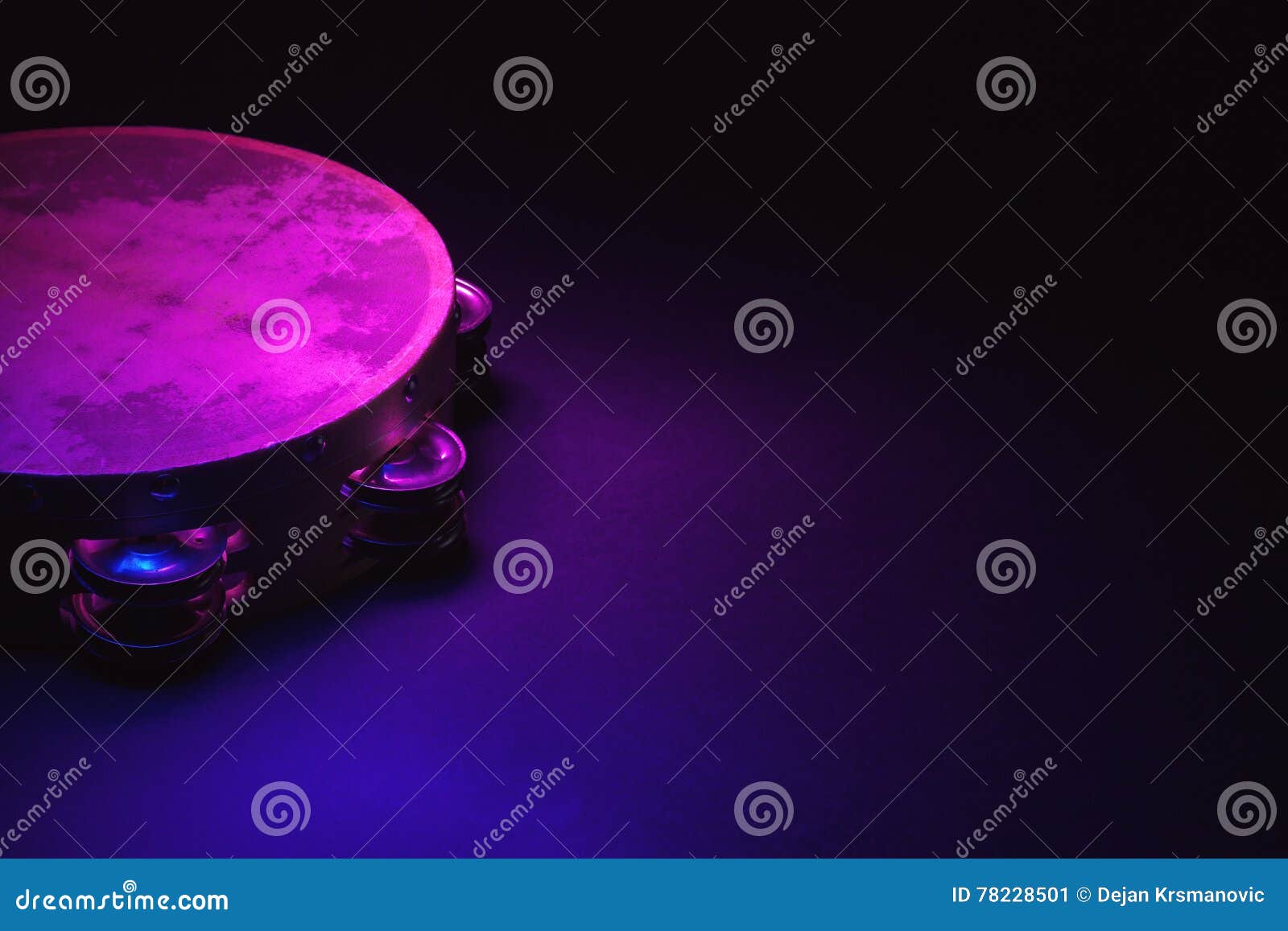 Tambour De Basque En Bois Dans Le Studio Image stock - Image du musical ...