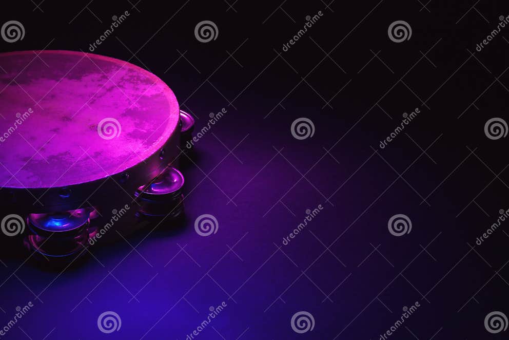 Tambour De Basque En Bois Dans Le Studio Image stock - Image du musical ...