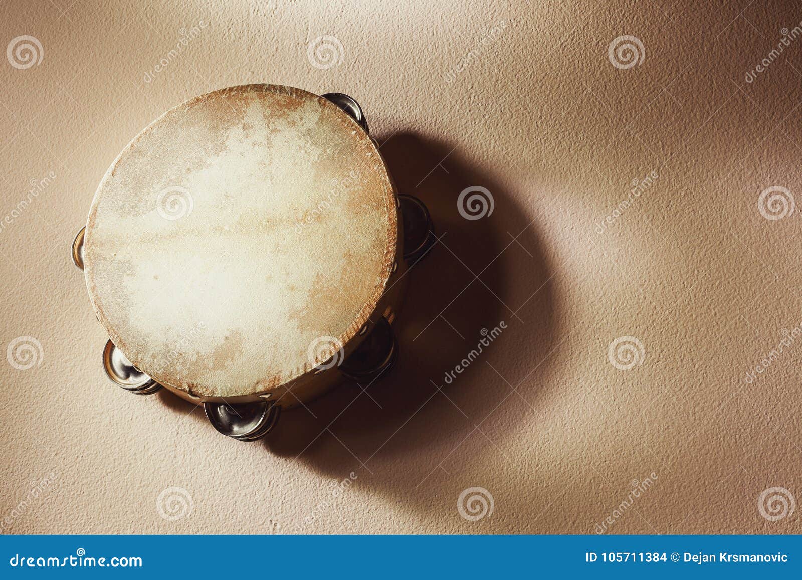 Tambour De Basque En Bois Sur Le Mur Photo stock - Image du rhythmique ...