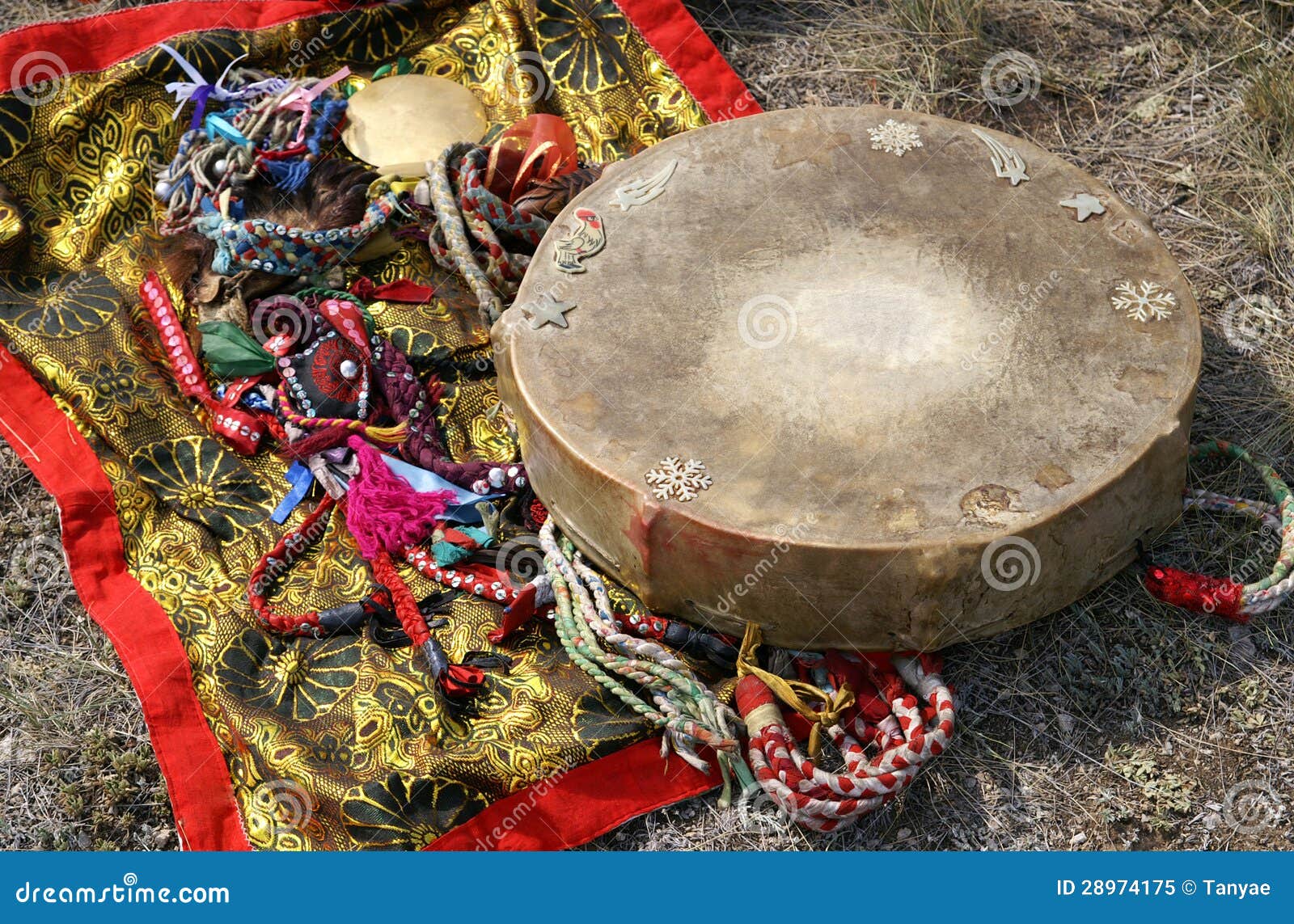 Tambour De Basque Et Miroir De Chaman Image stock - Image du indigène ...