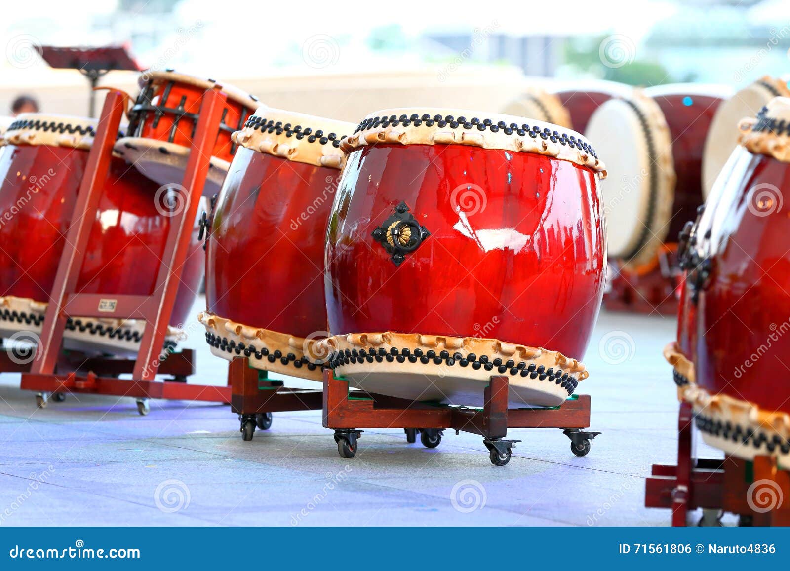 Tamburi di Taiko fotografia stock. Immagine di bongo - 71561806