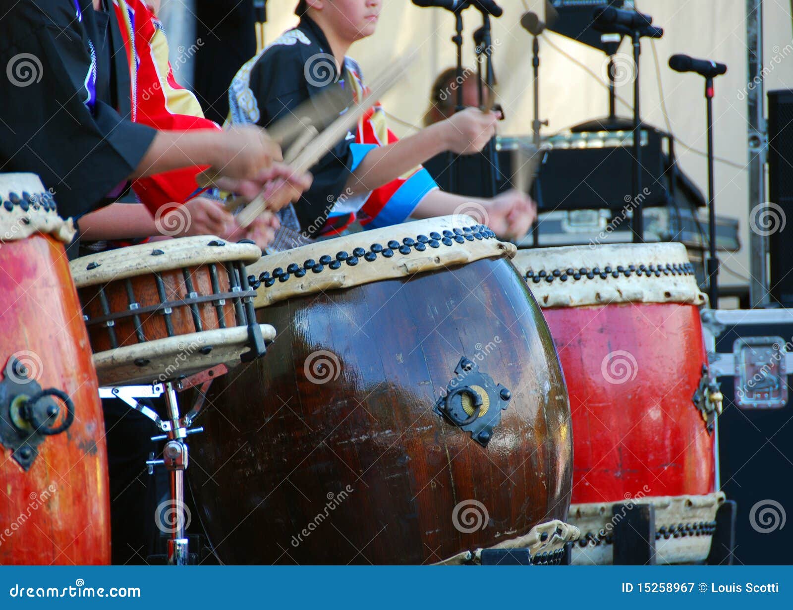 Tamburi giapponesi (Taiko) immagine stock. Immagine di alimento - 15258967
