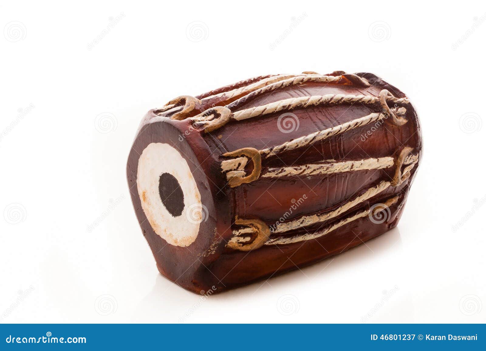 Tamburo indiano/Dholak immagine stock. Immagine di marrone - 46801237